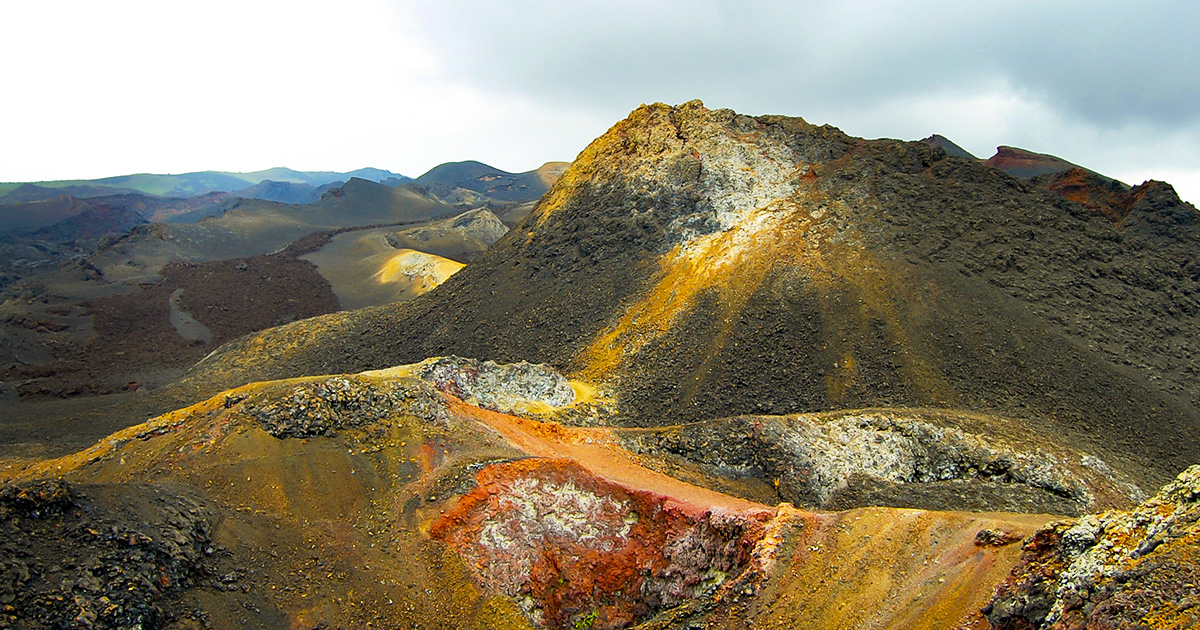 Spectacular volcano eruption in Galapagos could lead to early warning ...