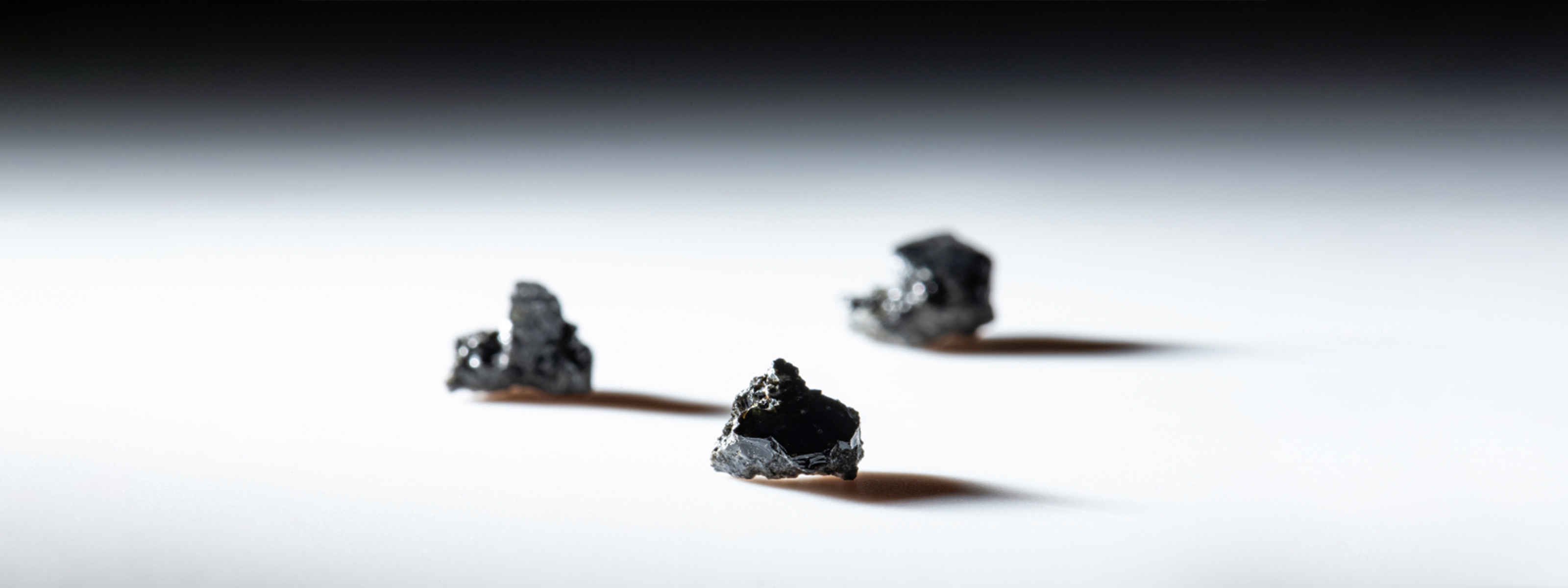 Moon glass helps solve a lunar mystery