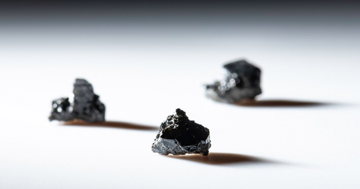 Moon glass helps solve a lunar mystery