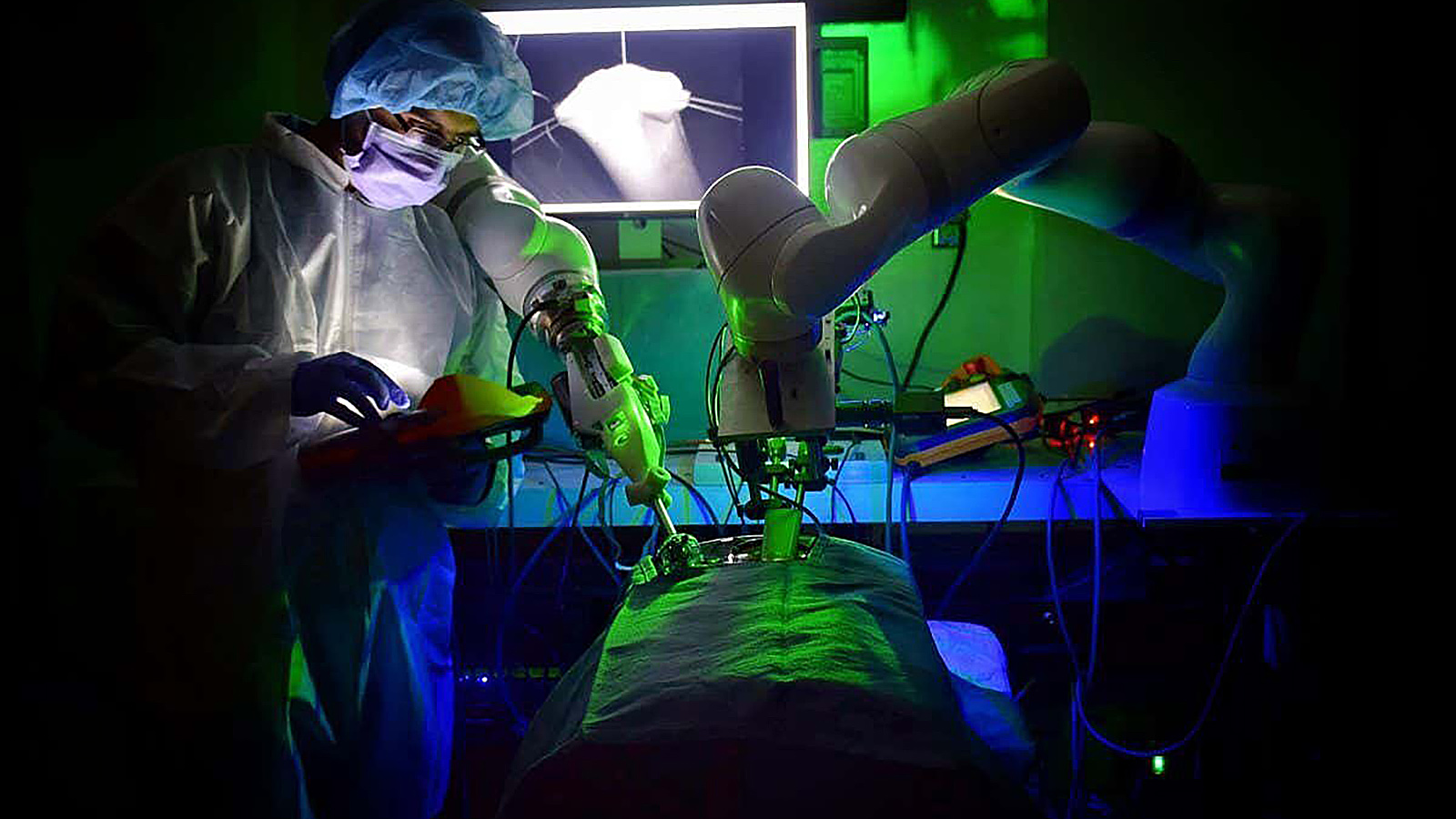 Surgery robot outperforms humans at “keyhole surgery”