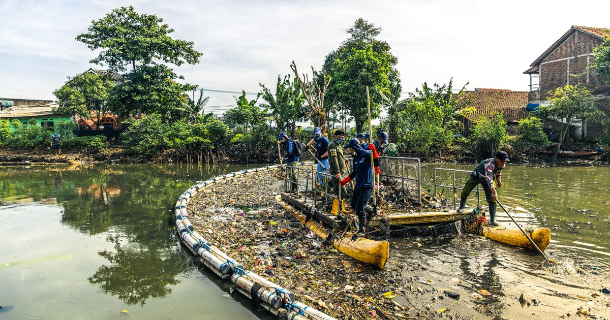 This floating fence can catch plastic waste before it hits the sea