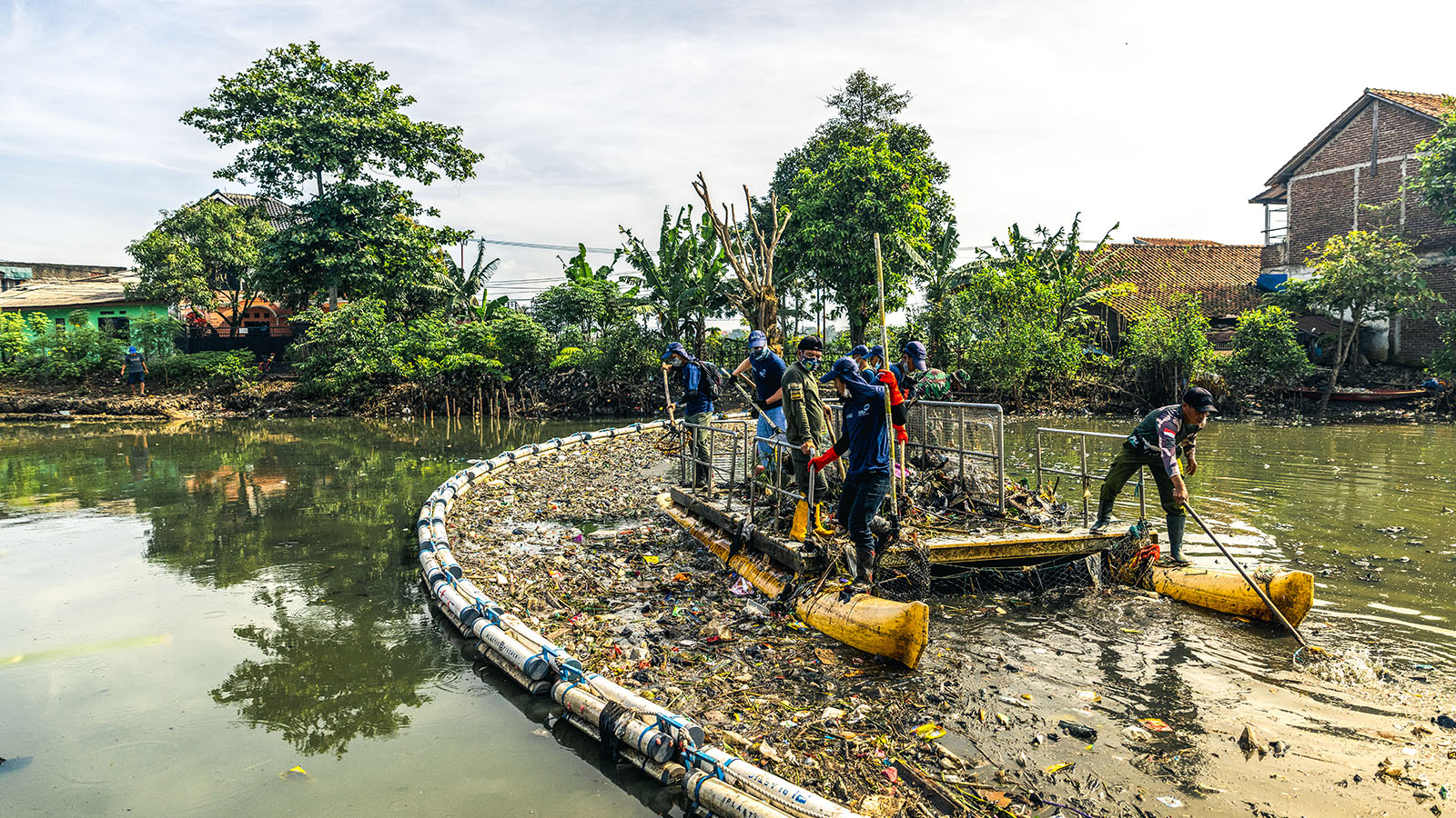 This floating fence can catch plastic waste before it hits the sea