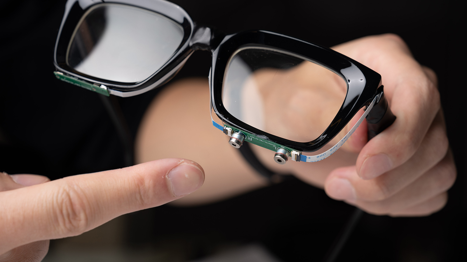 New smart glasses use sonar to read your lips
