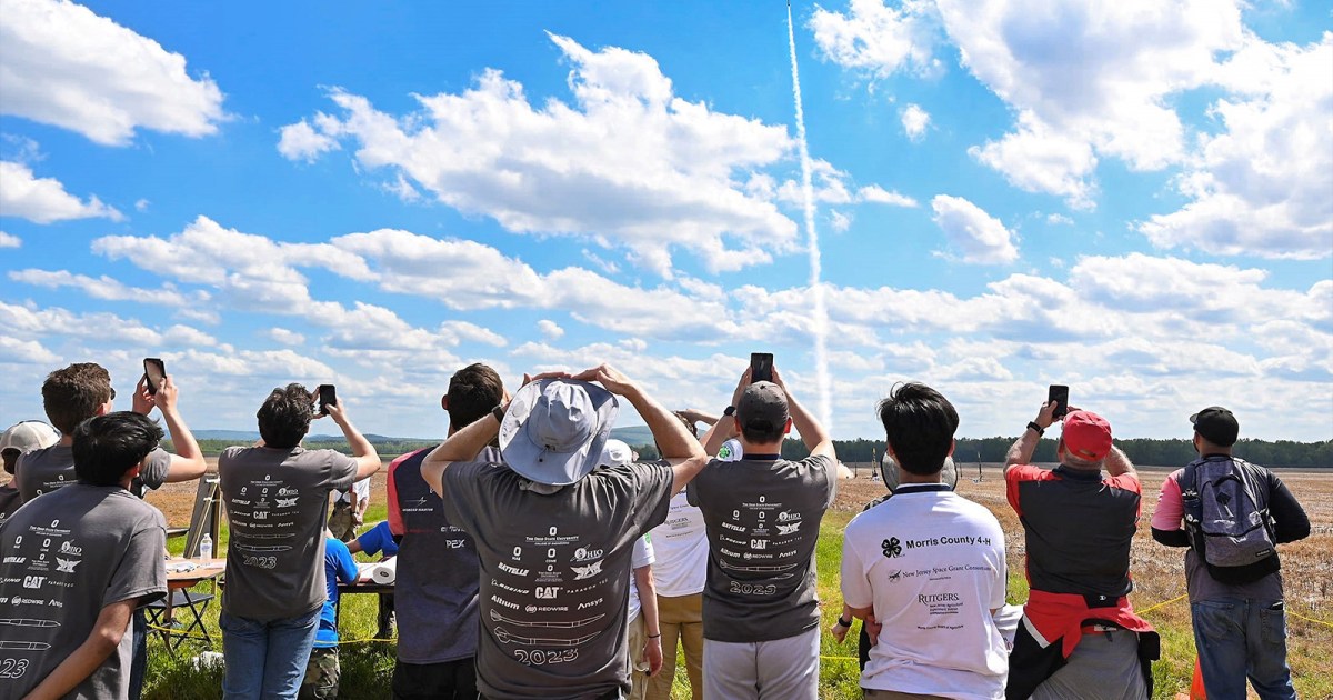 Students build reusable rocket, win $5,000 from NASA